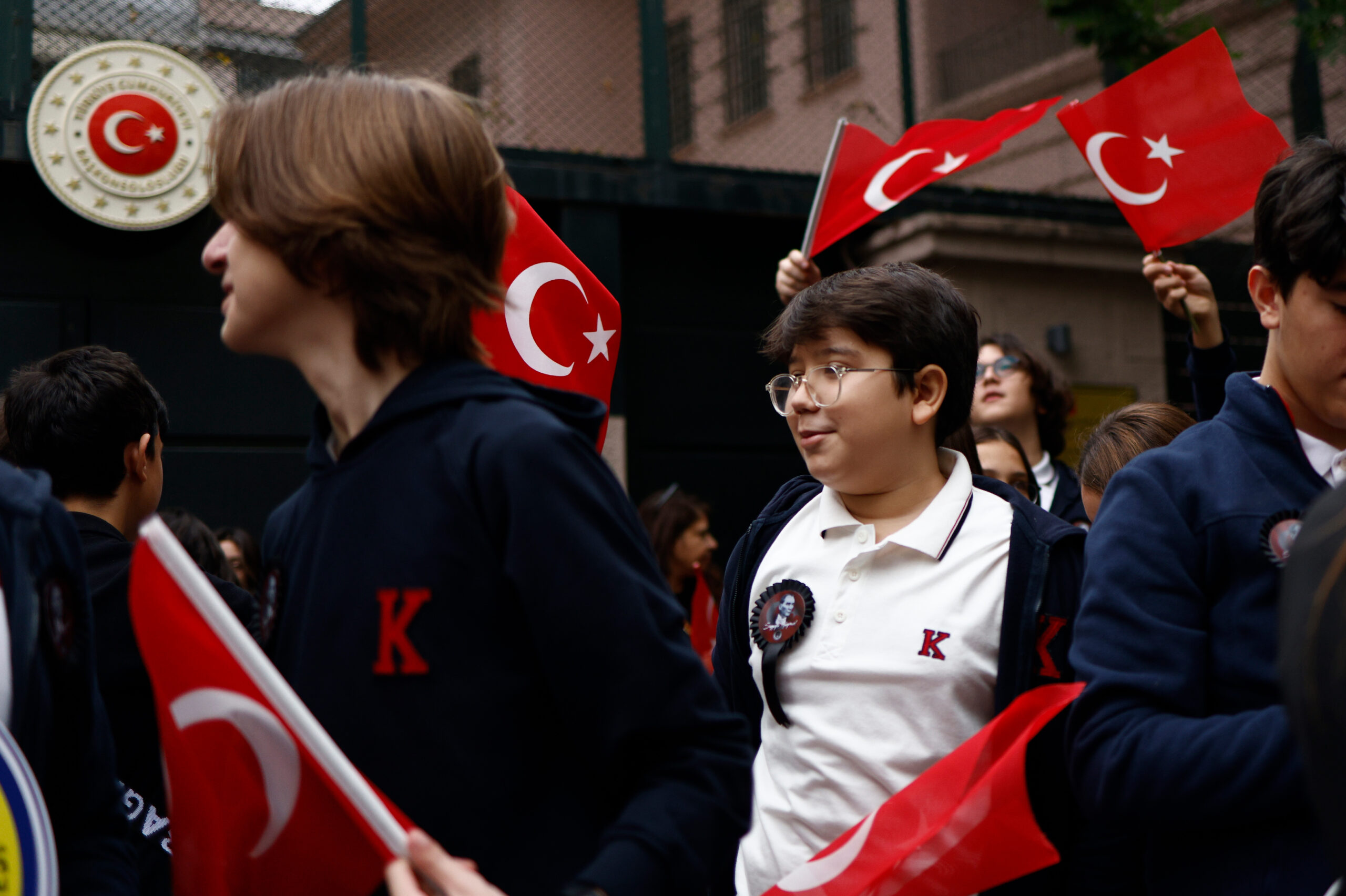 Θεσσαλονίκη: Πλήθος Τούρκων επισκεπτών στο τουρκικό προξενείο για την ...