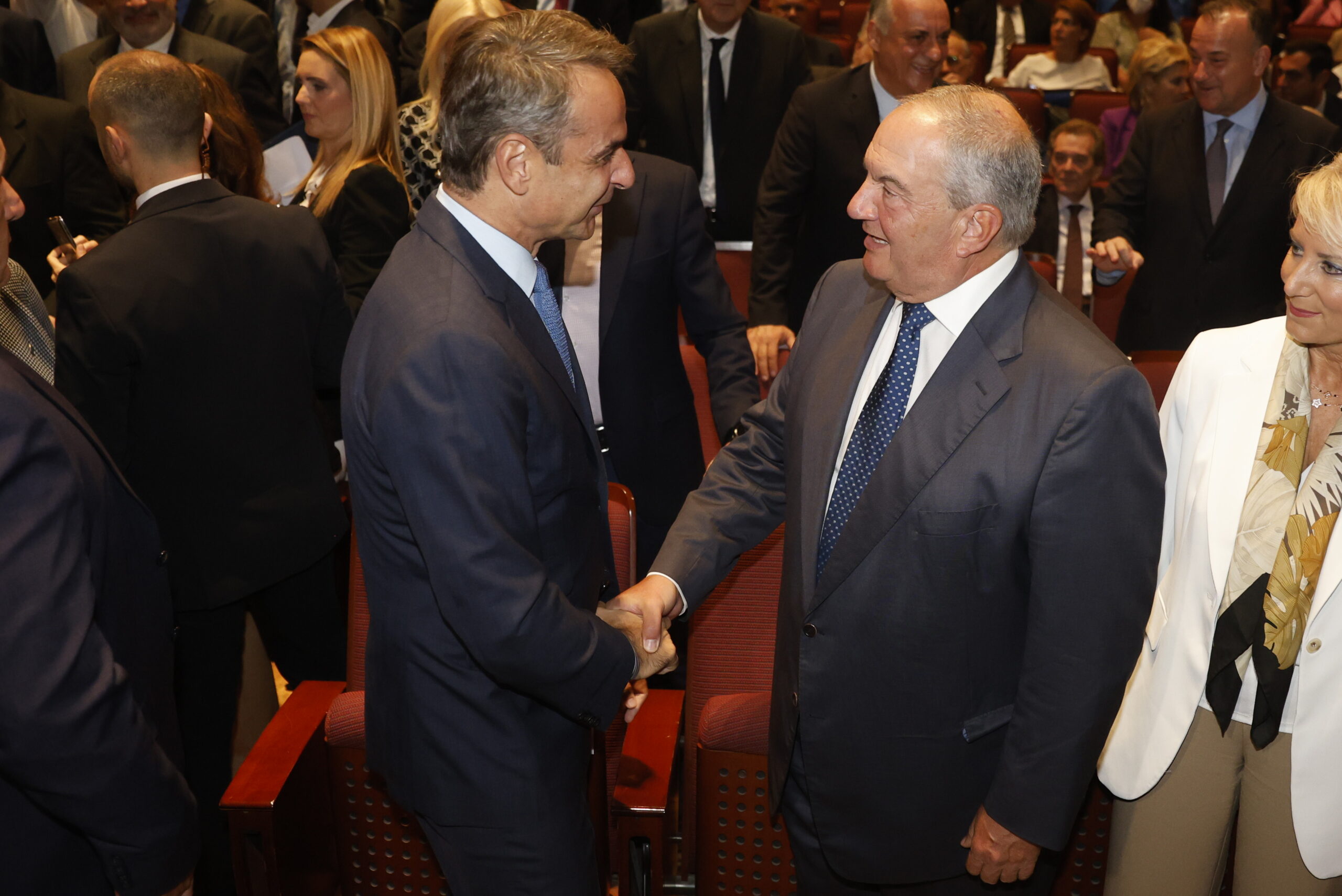 Θερμή χειραψία και εναγκαλισμός Καραμανλή-Μητσοτάκη στην εκδήλωση ...