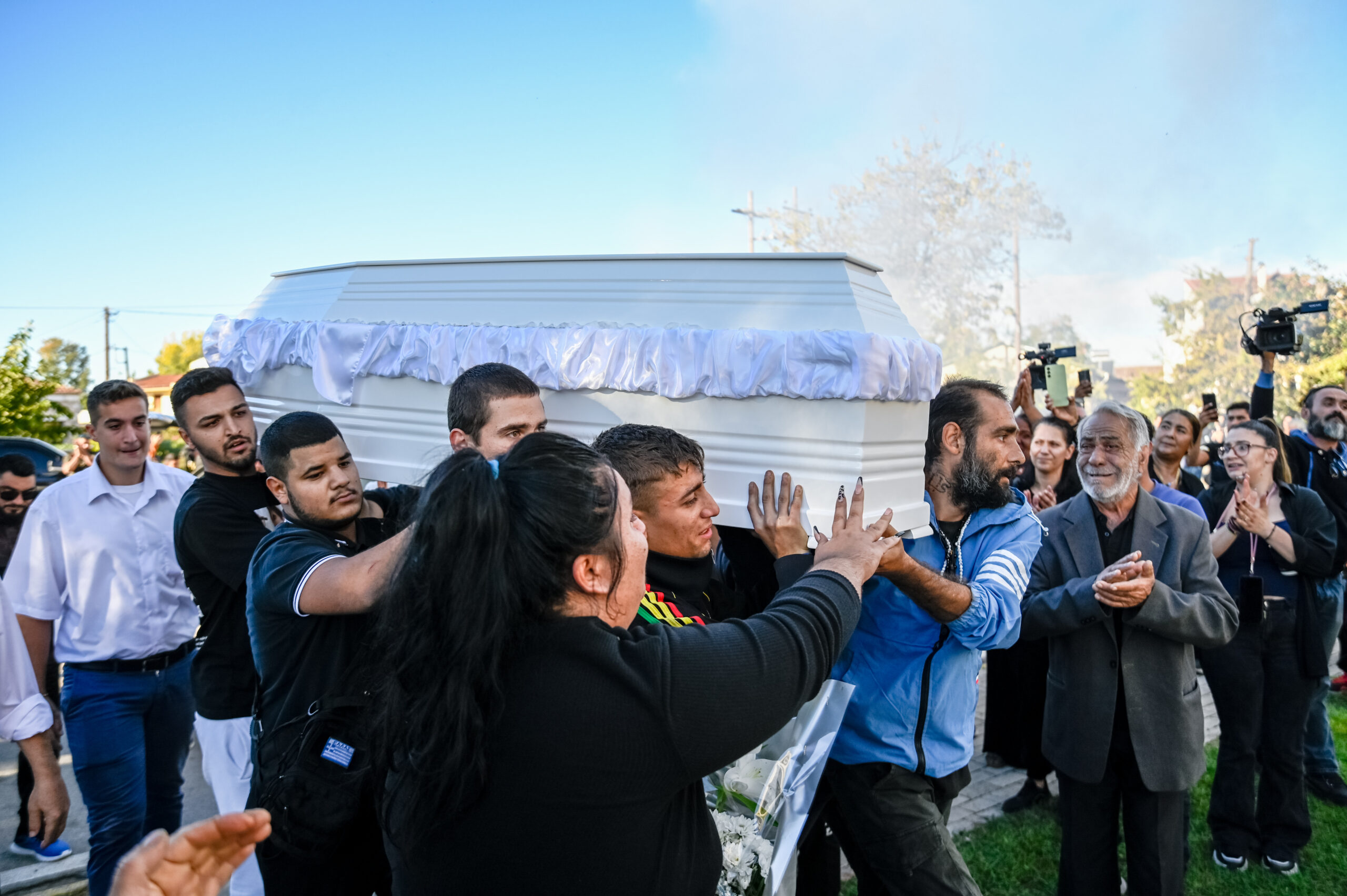 Βοιωτία: Σε βαρύ κλίμα η κηδεία του 17χρονου – Απαρηγόρητη η μητέρα ...