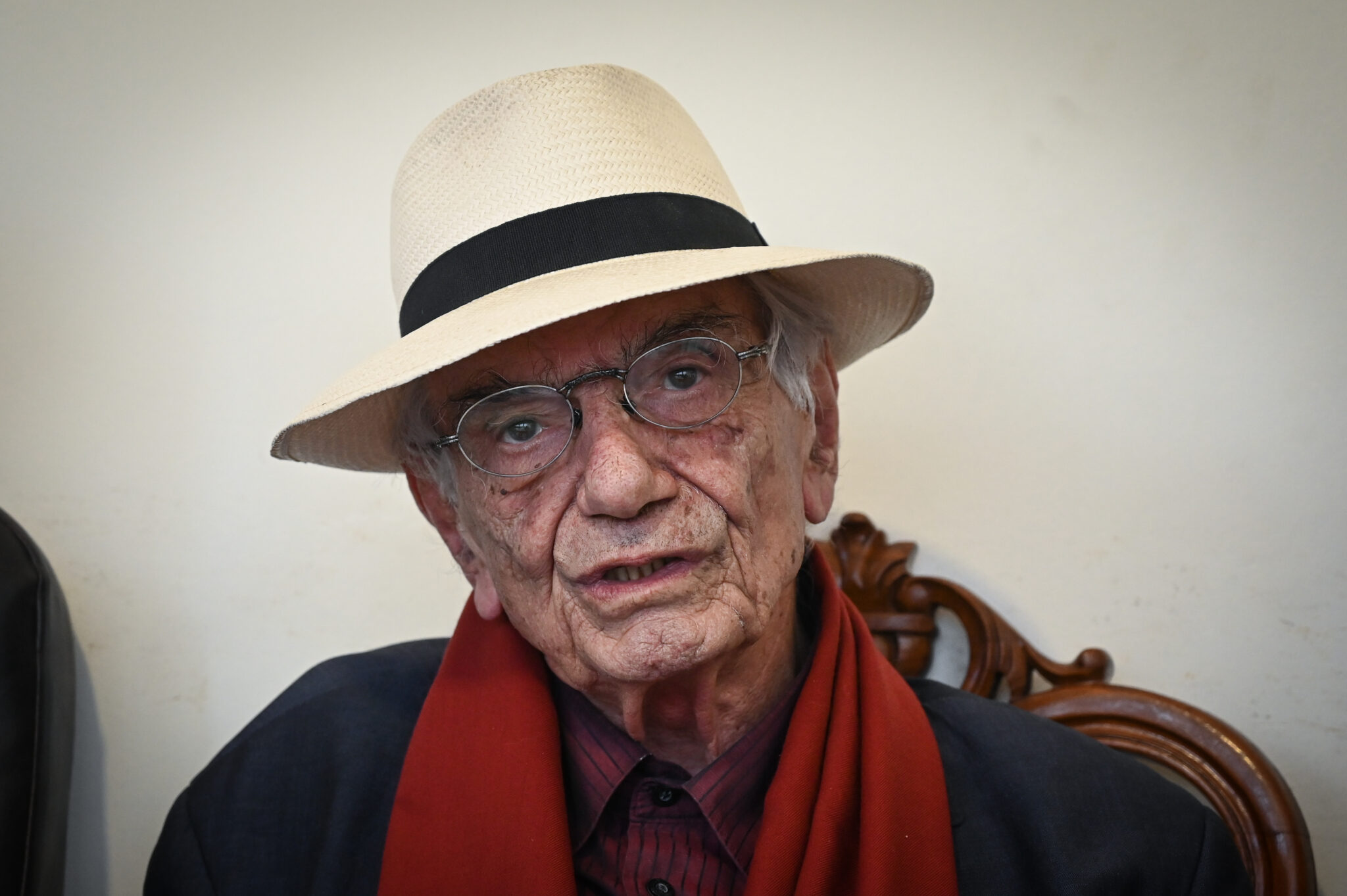Πέθανε ο σπουδαίος συγγραφέας Βασίλης Βασιλικός (Φωτό & Βίντεο)