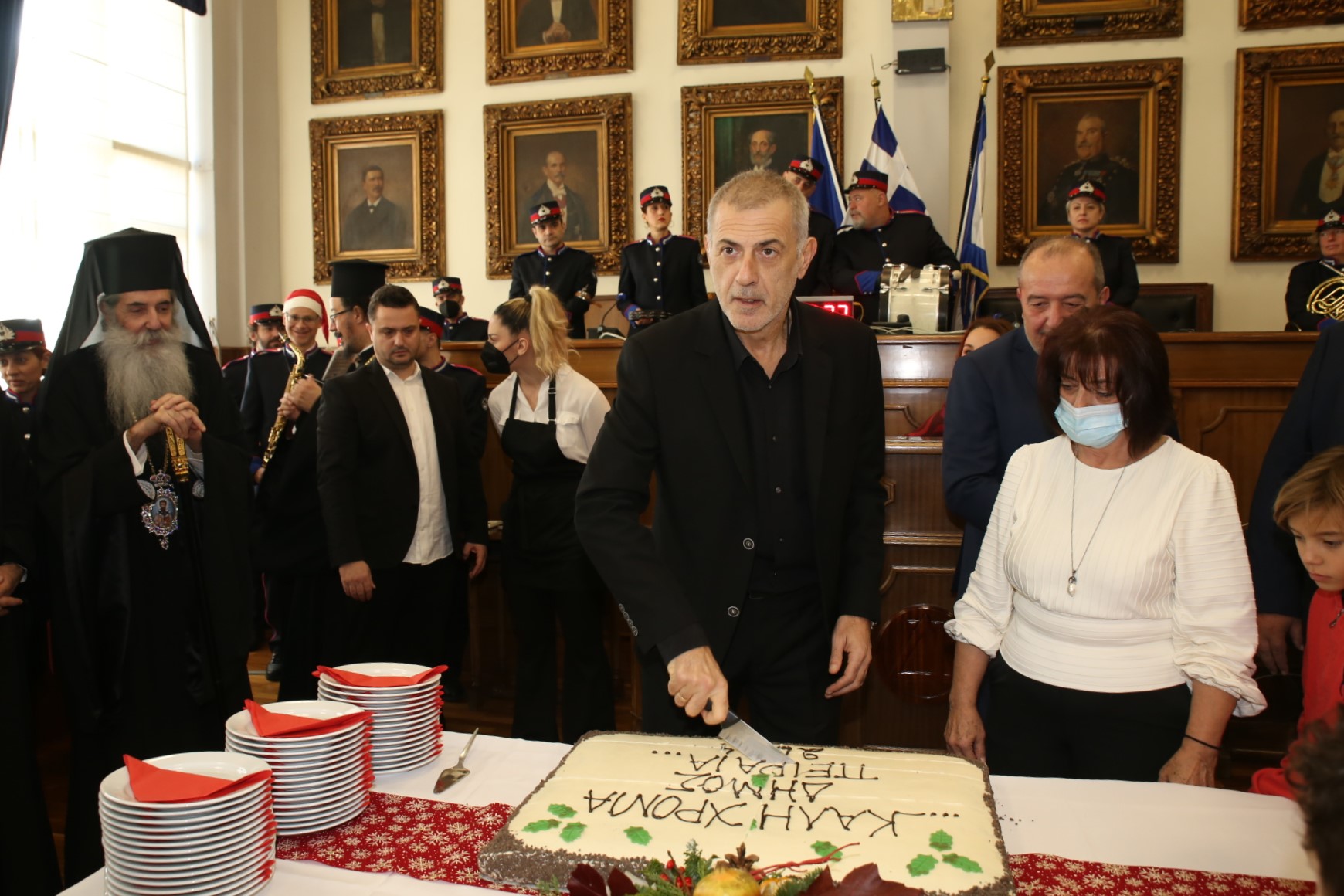 Πειραιάς: Σε εορταστική ατμόσφαιρα ο Δήμαρχος, Γιάννης Μώραλης, έκοψε ...