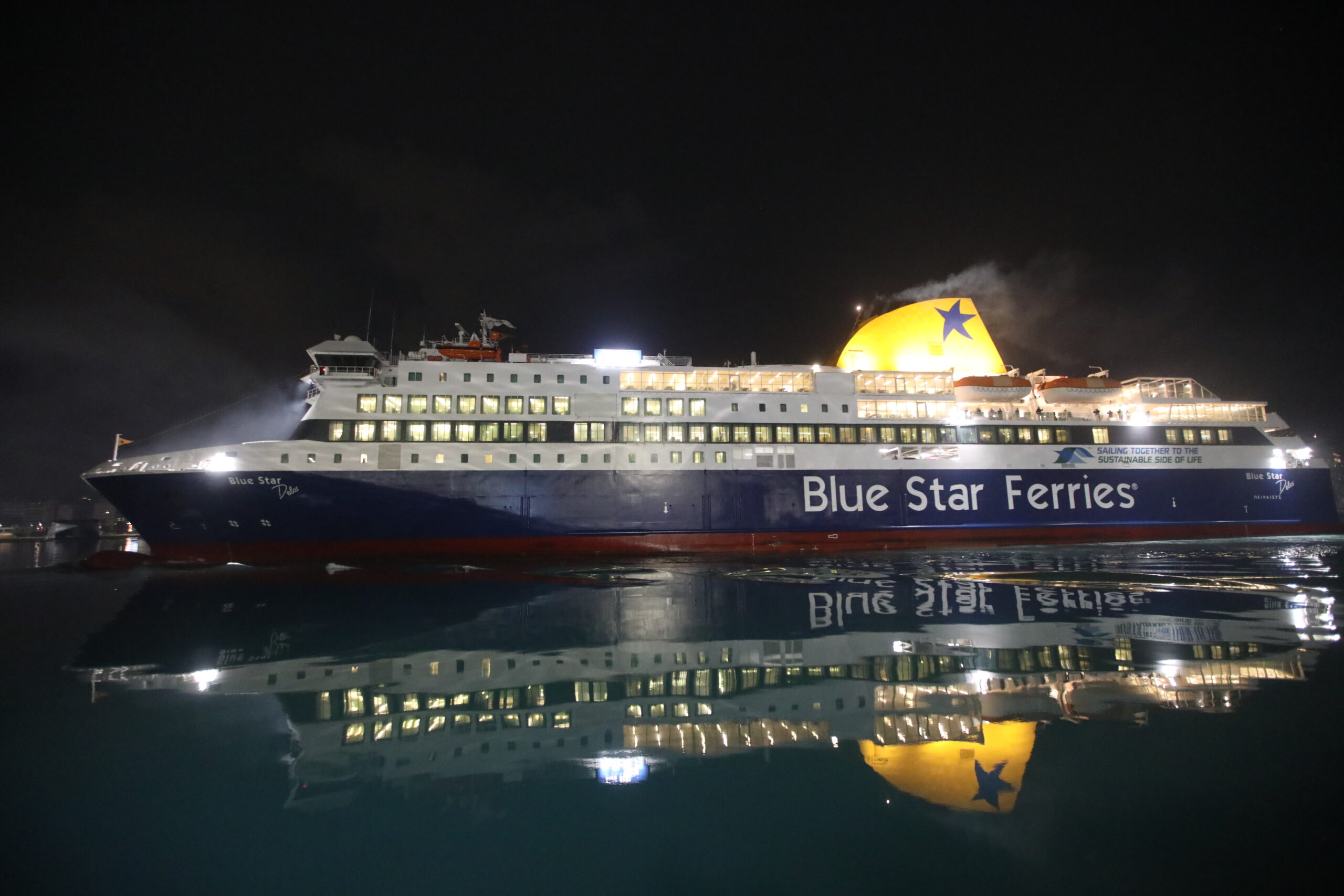 Το Blue Star Delos έκανε ποδαρικό στο λιμάνι του Πειραιά για το 2024 (φωτό)