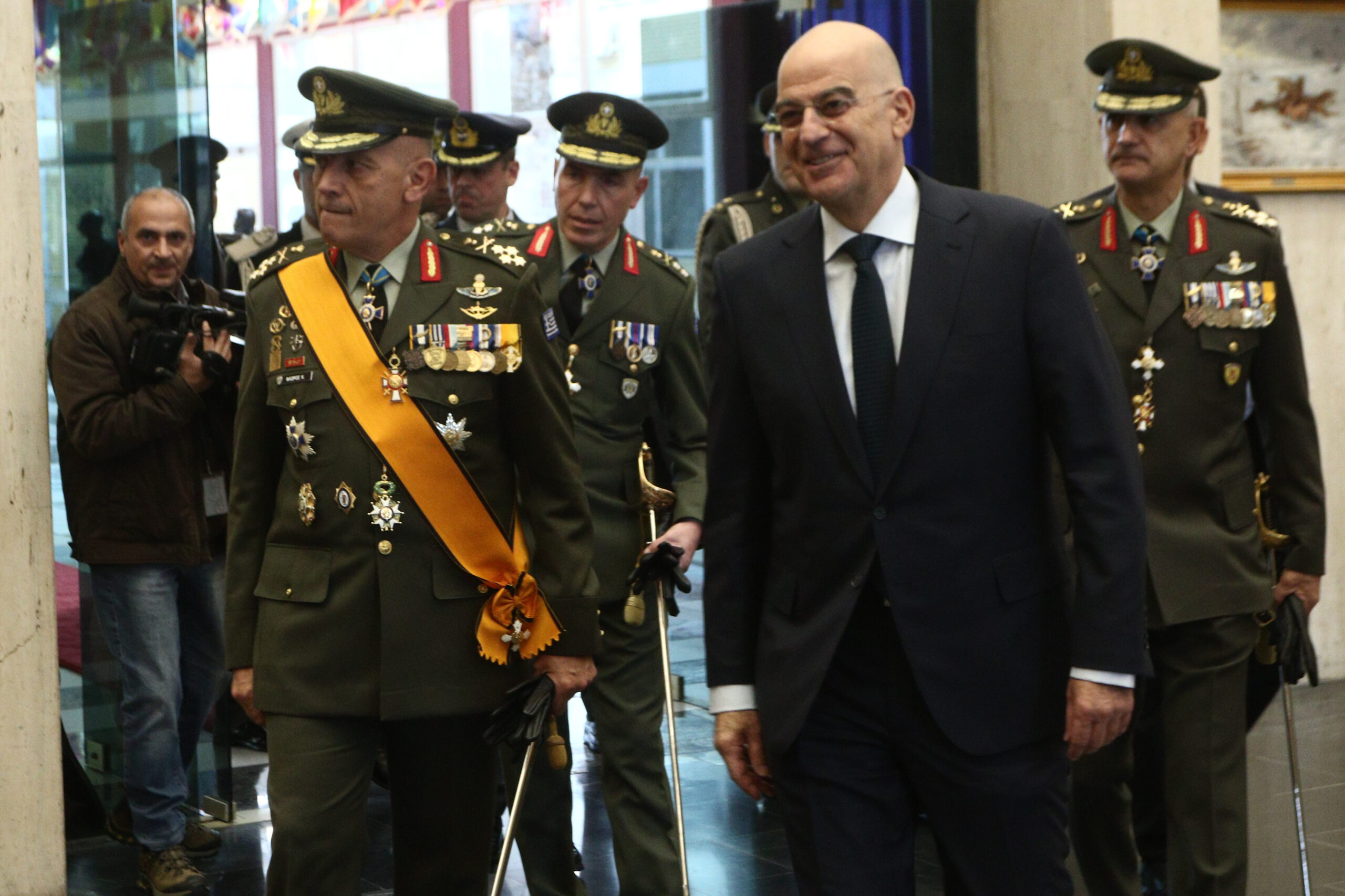 Α/ΓΕΕΘΑ: Η τελετή παράδοσης – παραλαβής – Οι πρώτες δηλώσεις – Ποιος ...