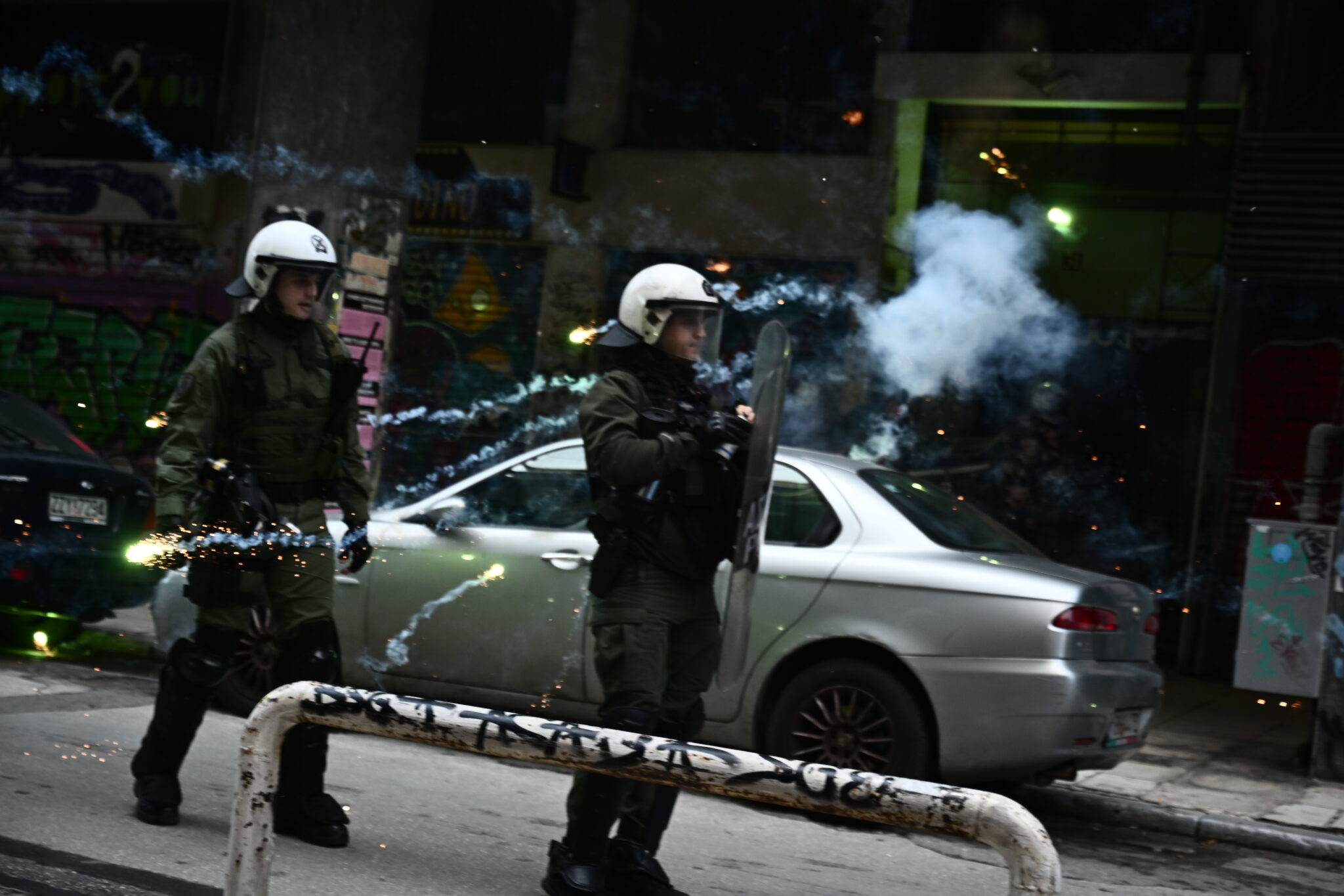 Πολυτεχνείο: Οδοφράγματα και φωτιές στην Στουρνάρη μετά το ...