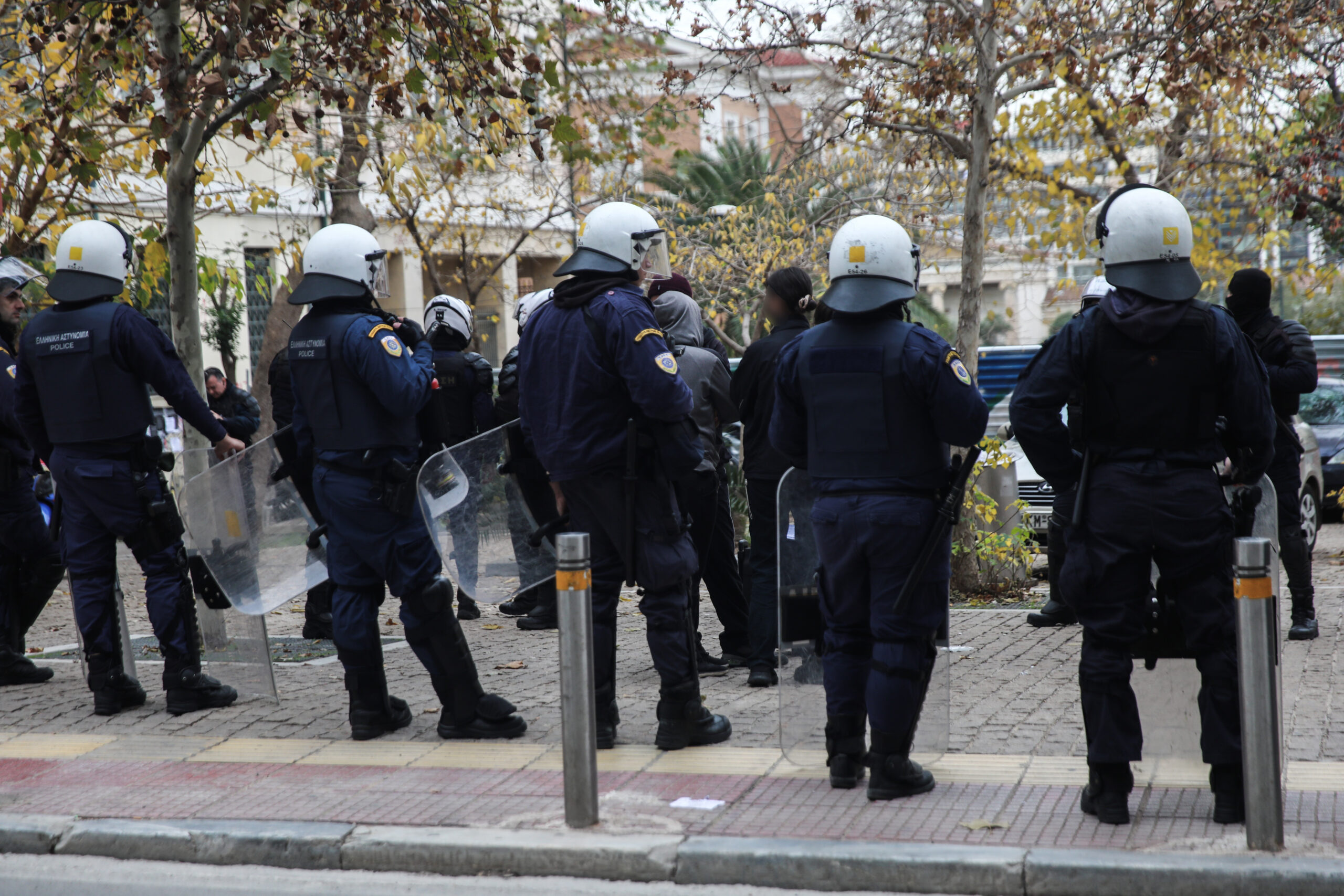 Επιχείρηση «Street Crimes» στο κέντρο της Αθήνας: Χειροπέδες σε 21 ...