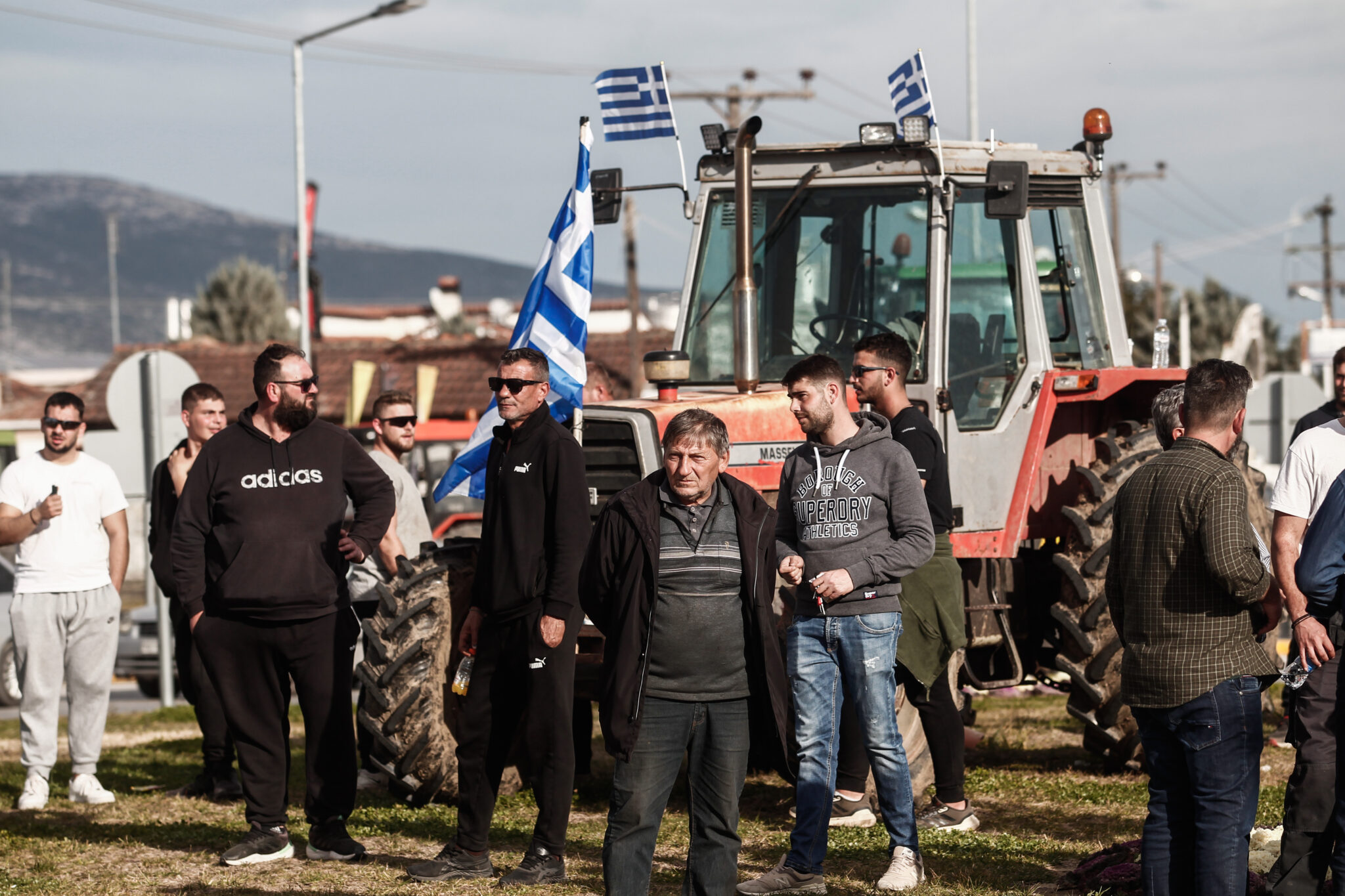 Λάρισα: «Απόβαση» αγροτών με τα τρακτέρ τους – «Να αλλάξει άμεσα το ...