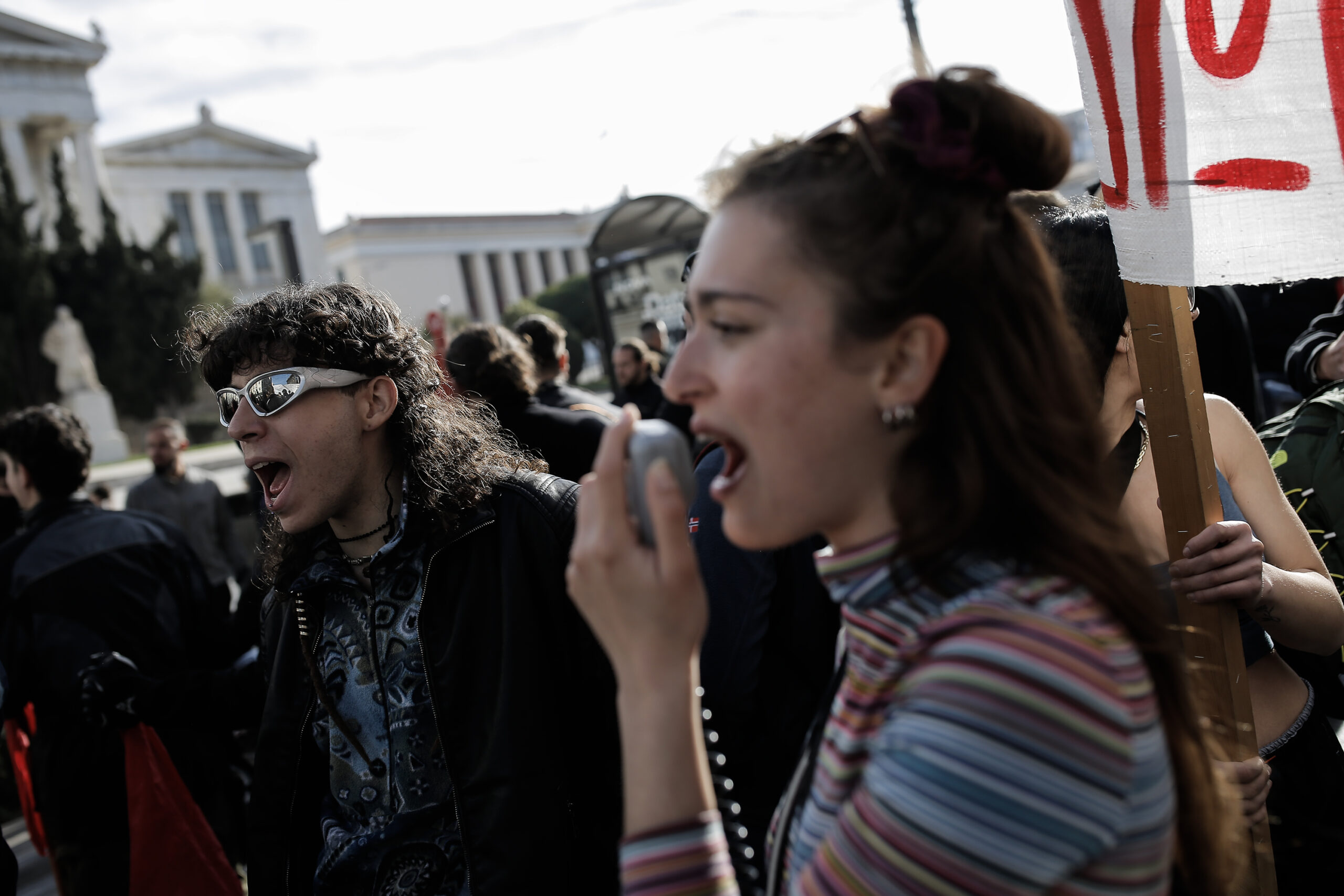 Πανεκπαιδευτικό συλλαλητήριο: Επεισόδια μεταξύ φοιτητών στα Προπύλαια ...