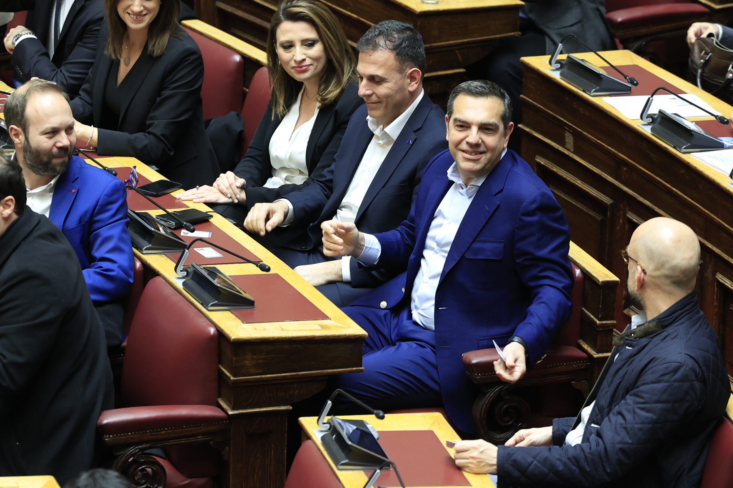 Επανεμφάνιση Τσίπρα στη Βουλή: Τα γέλια με Μπάρκα και η «θερμή ...