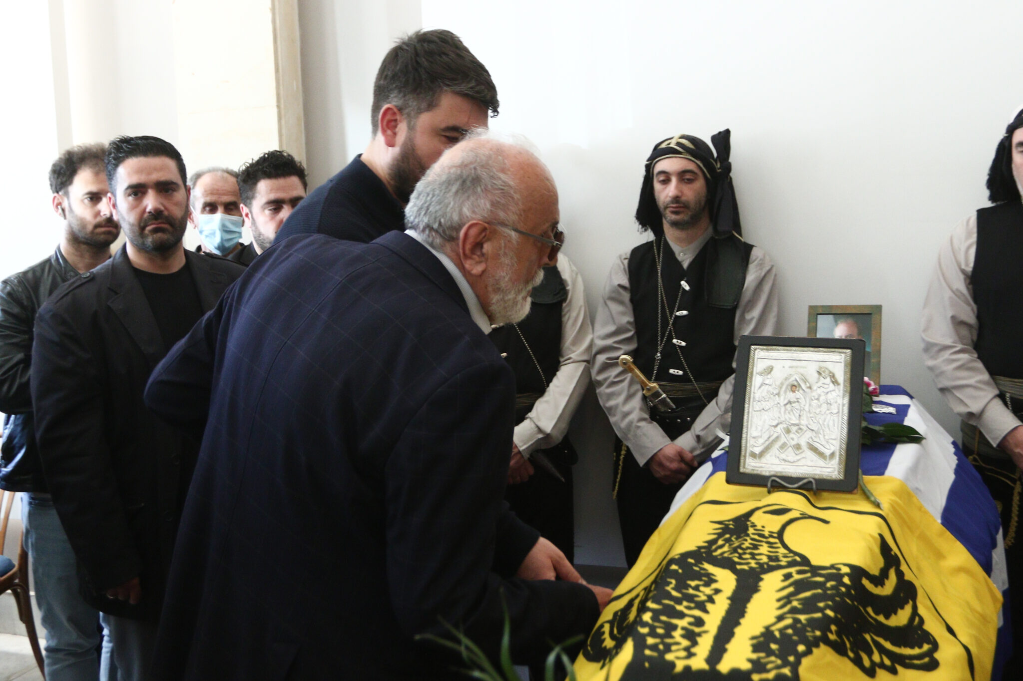 Κηδεύτηκε ο Μιχάλης Χαραλαμπίδης: Τον αποχαιρέτησαν με ποντιακά ...