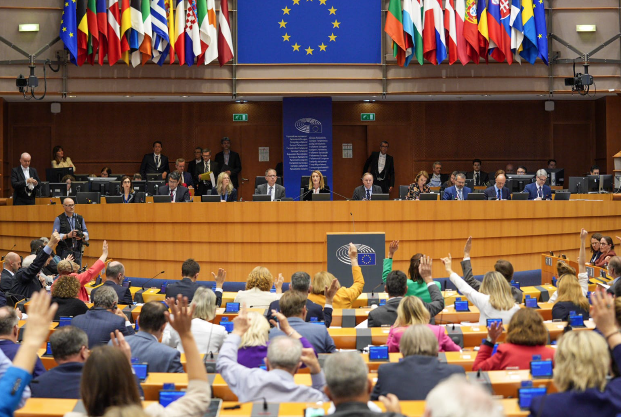 Ευρωπαϊκό Κοινοβούλιο: Υπερψηφίστηκε το νέο Σύμφωνο Μετανάστευσης και ...