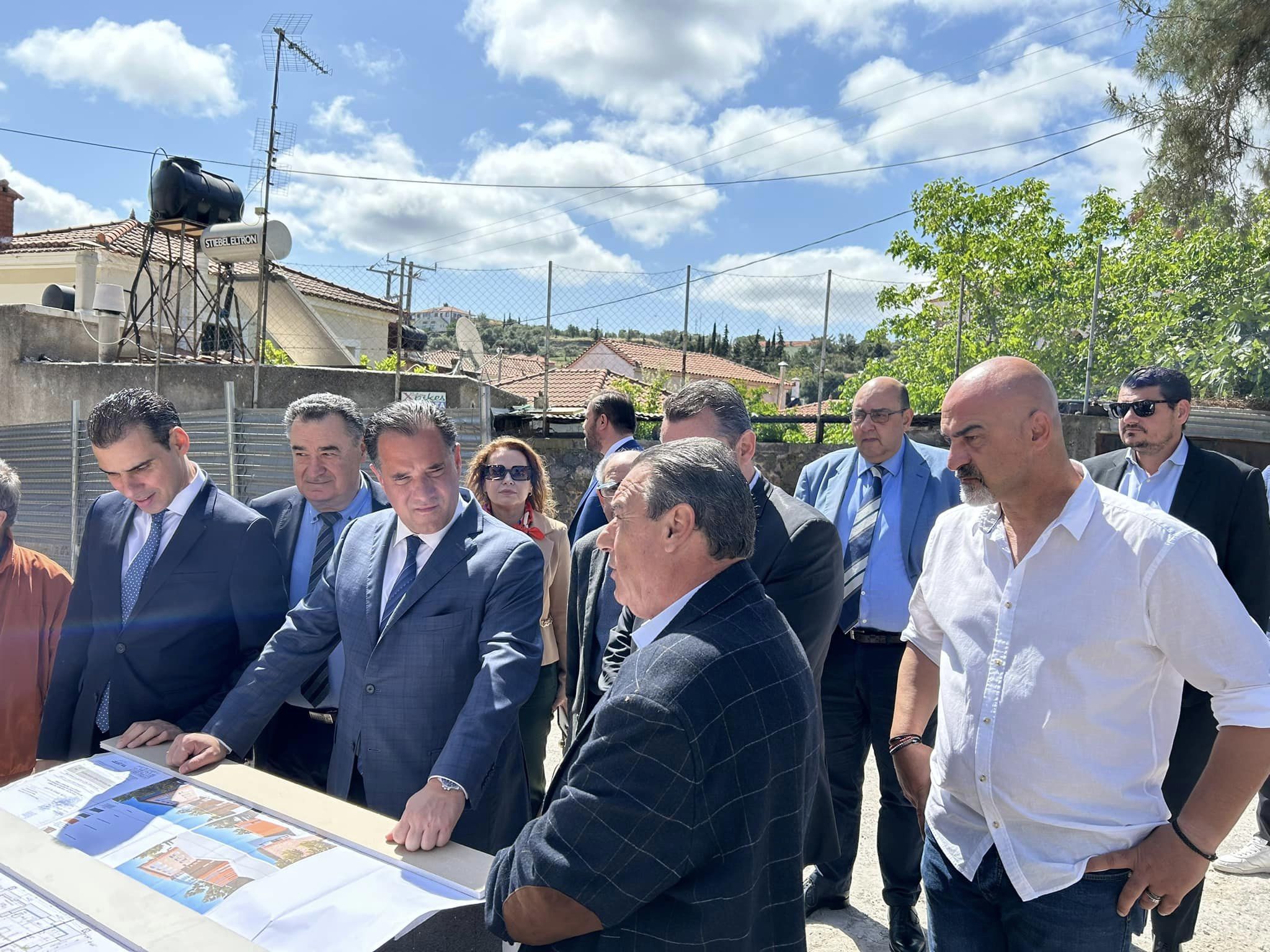 Λέσβος: Επεισοδιακά εγκαίνια νέου παραρτήματος ΕΚΑΒ από τον Άδωνι ...