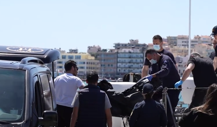 Ναυάγιο στην Χίο: Η τραγική στιγμή της μεταφοράς των σορών των τριών ...