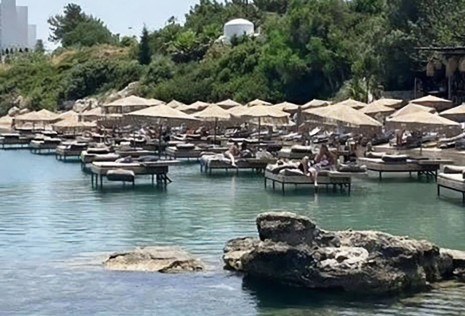 Ρόδος: Το beach bar στη Ρόδο απευθύνει κάλεσμα για πάρτι, παρά το ...