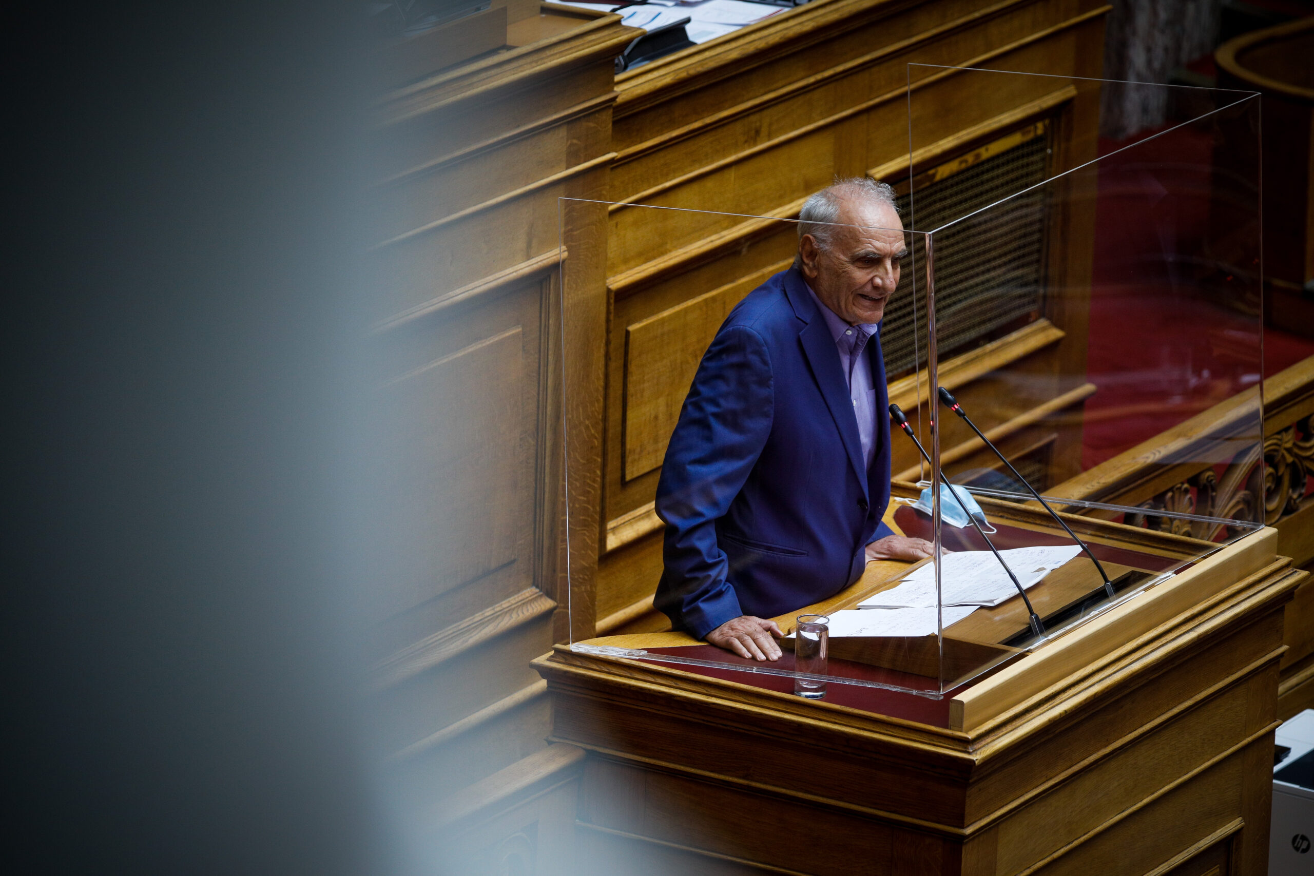 Πυρ ομαδόν κατά Οικονόμου – Βαρεμένος: «Θα κληθεί ενώπιον της ...