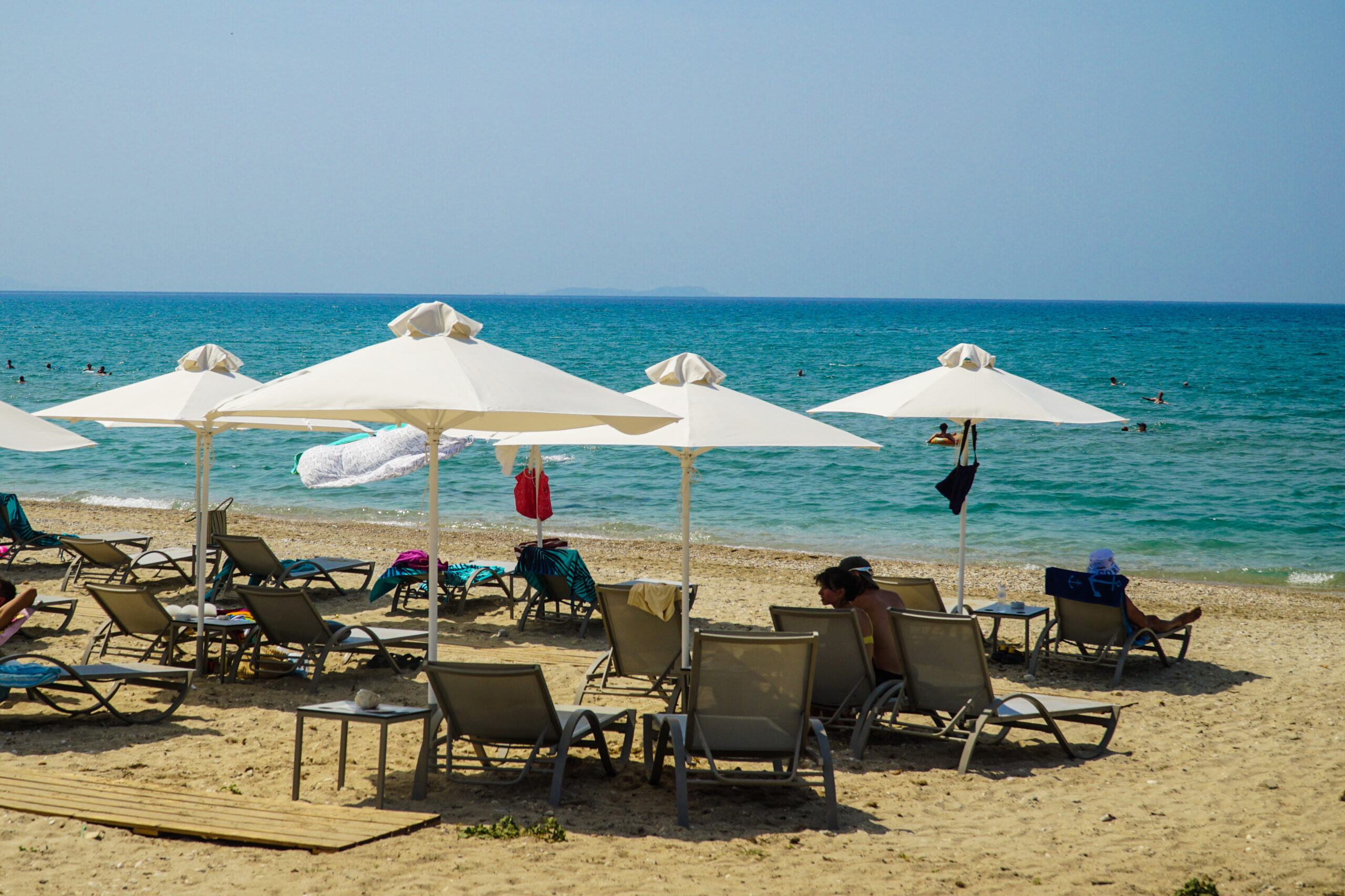 Ξαπλώστρα από… χρυσάφι: Δυσθεώρητο το κόστος της παραλίας για μία ...