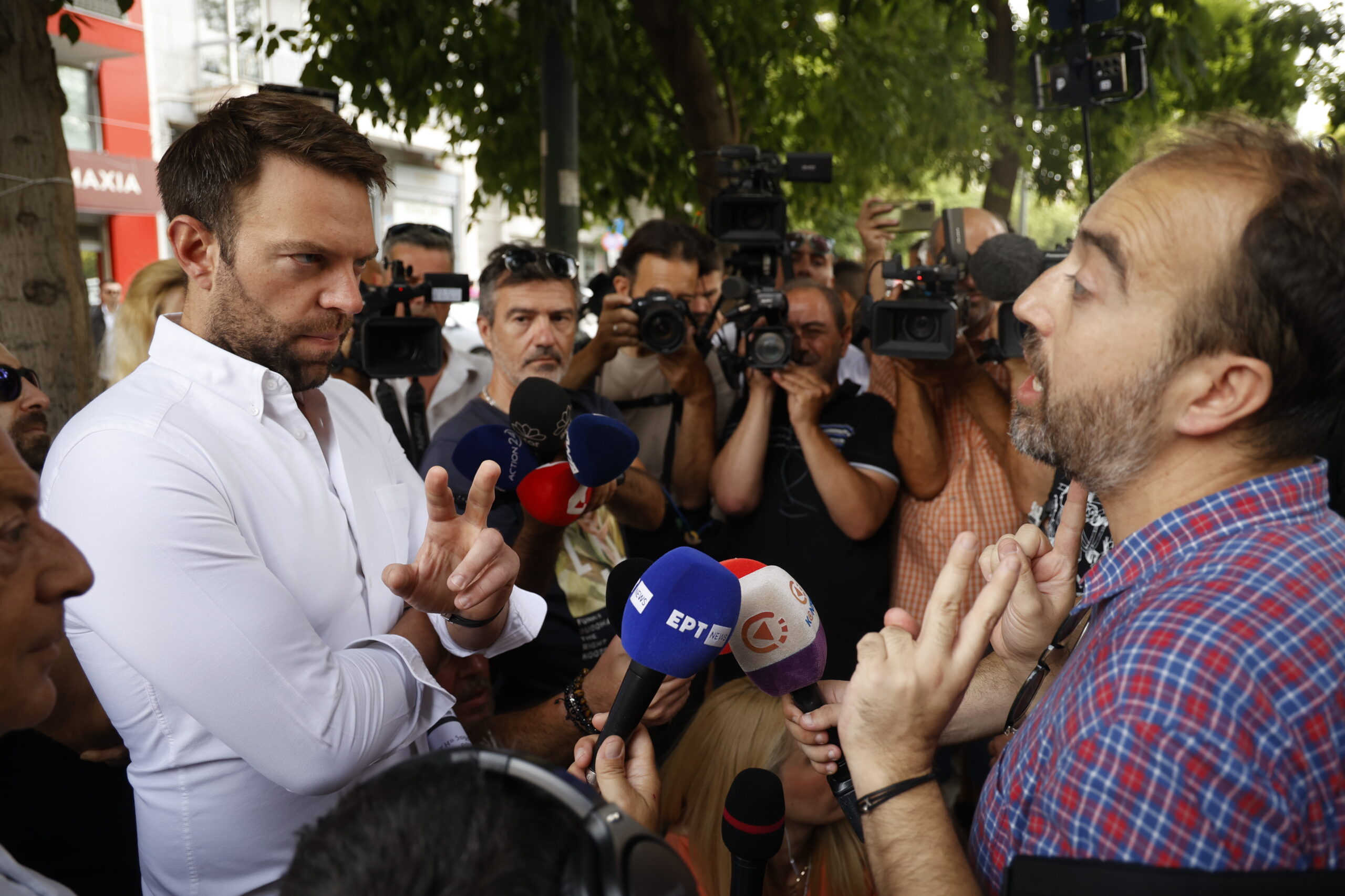 «Ντου» εργαζομένων της Αυγής στην Κουμουνδούρου: «Μας έκλεισες χωρίς να ...