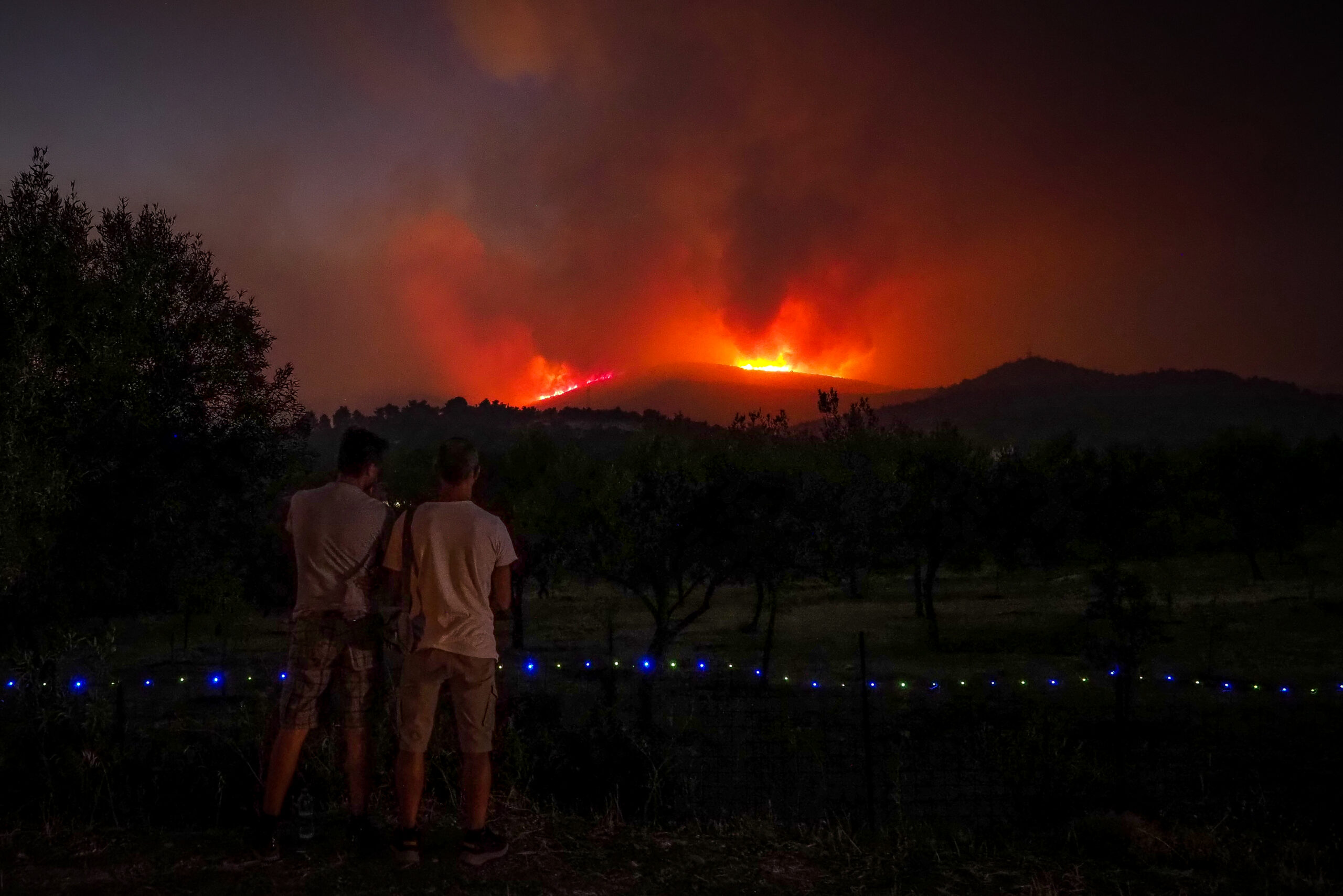 Στην Εύβοια ο Βασίλης Κικίλιας: Δύσκολη νύχτα με τη φωτιά σε εξέλιξη ...