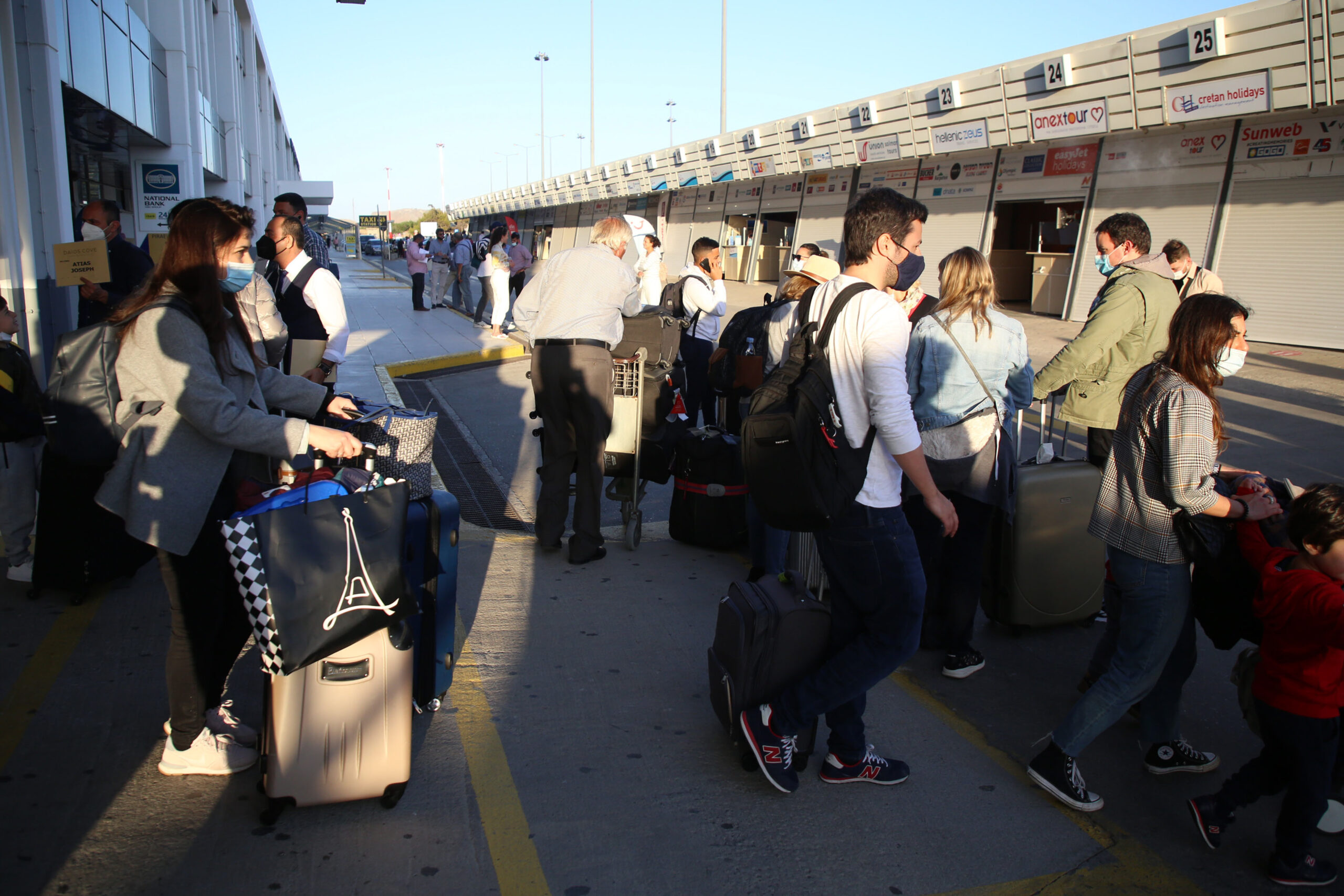 Ηράκλειο: Αναγκαστική προσγείωση στο αεροδρόμιο λόγω επιβατών που ...