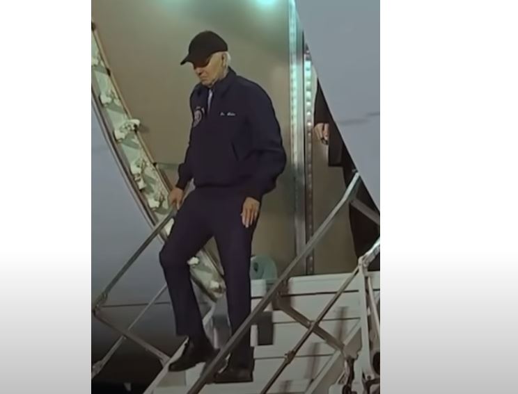 ΗΠΑ: Δυσκολεύτηκε ο Μπάιντεν να κατεβεί τις σκάλες του Air Force One ...