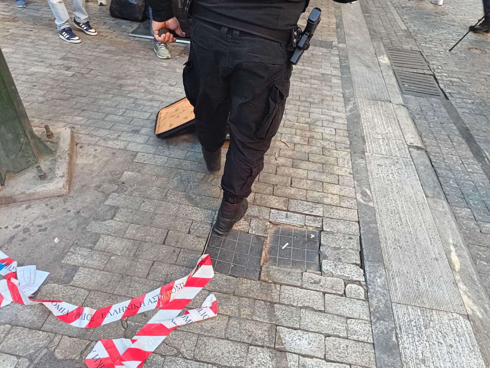Λήξη συναγερμού στο Σύνταγμα: Τι περιείχε η βαλίτσα που… αναστάτωσε το ...