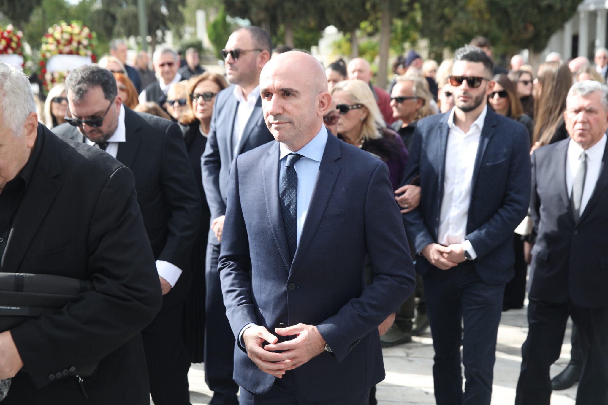 Το τελευταίο αντίο στον Δημήτρη Σούρα: Συγκίνηση και πλήθος κόσμου στην ...