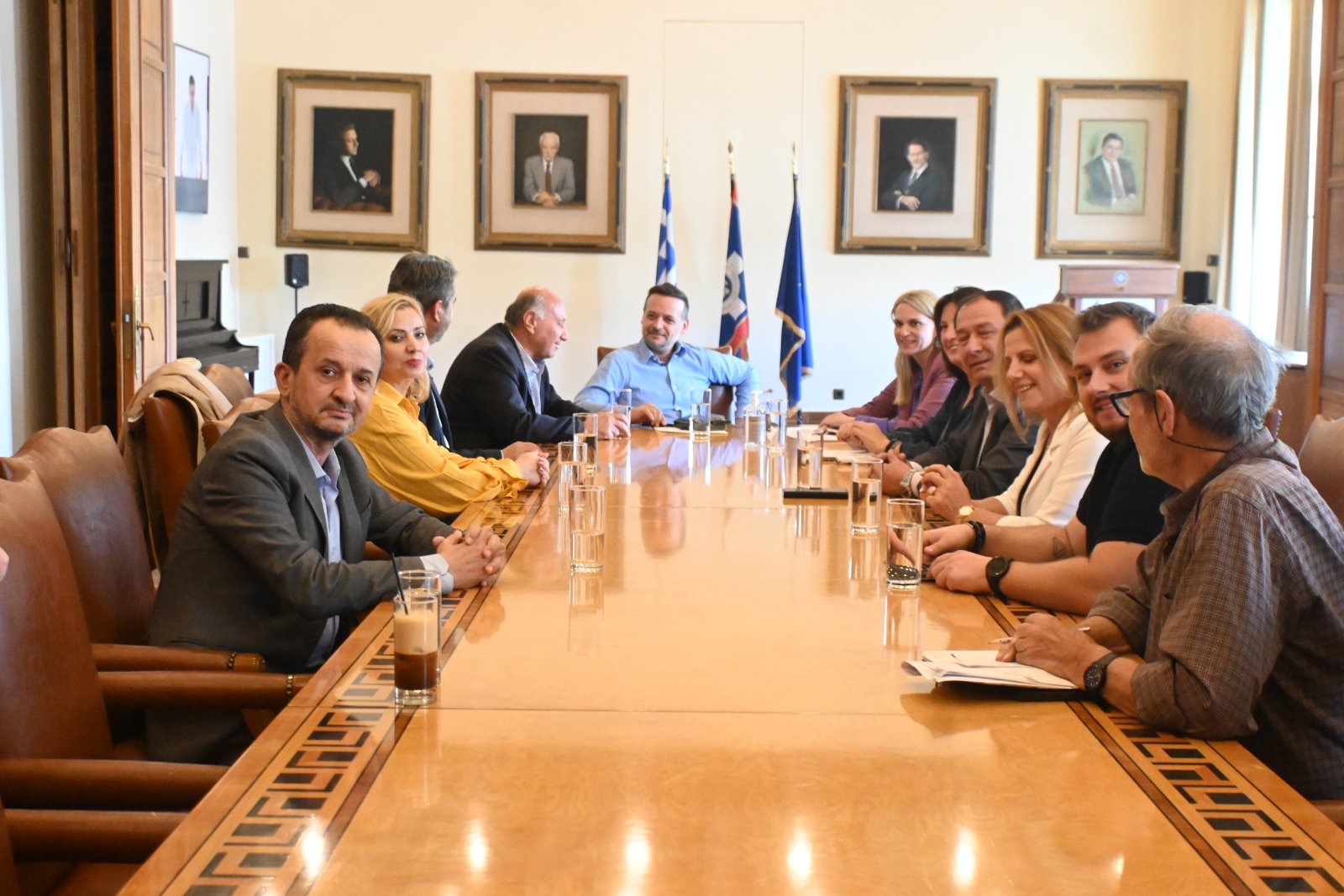 Συνάντηση του Δημάρχου Αθηναίων, Χάρη Δούκα, με εκπροσώπους της Δ.Ε.Ε.Ε ...