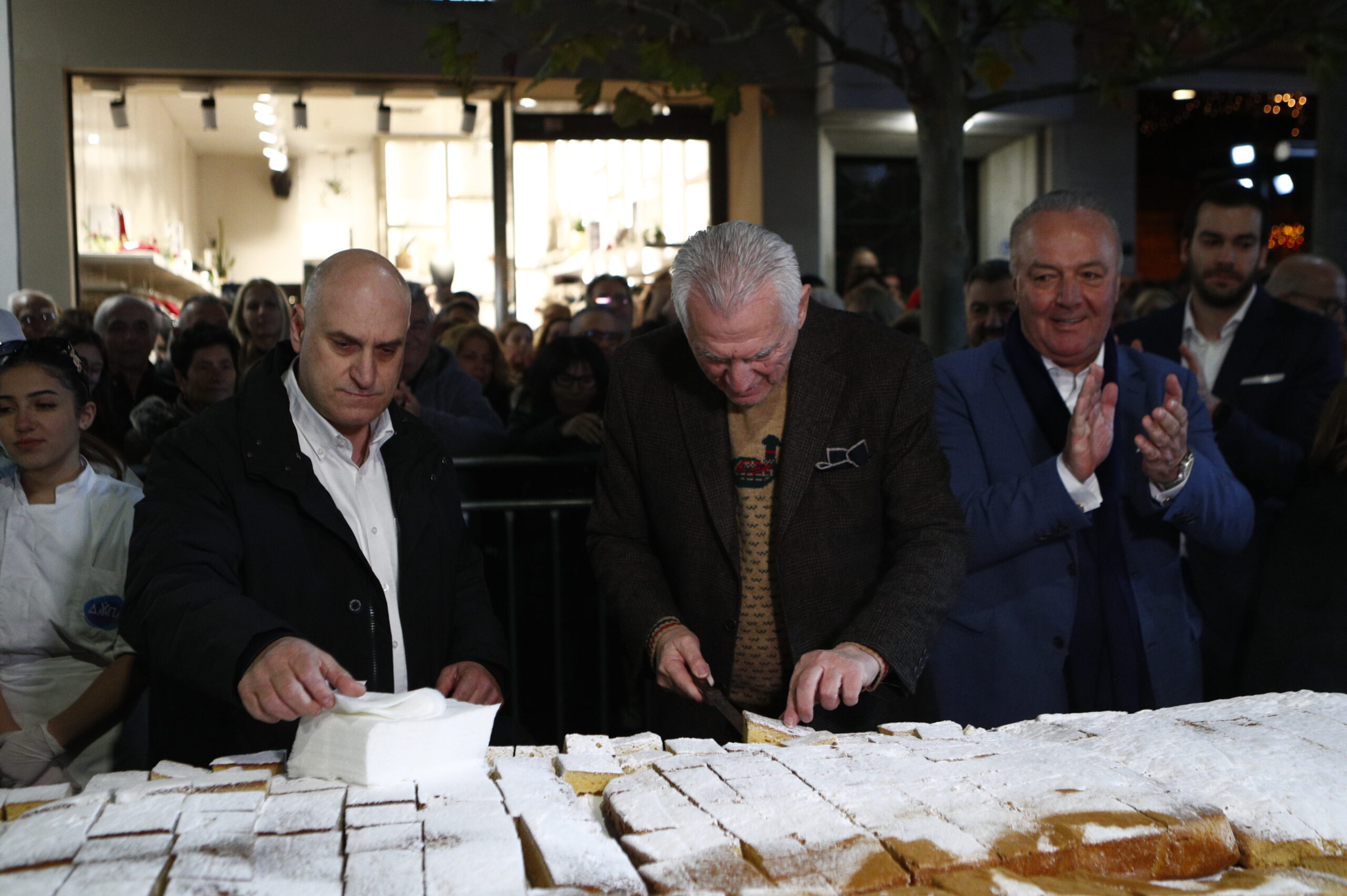 Η μεγαλύτερη βασιλόπιτα της Ελλάδας: 70.000 κομμάτια στο Περιστέρι… για ...