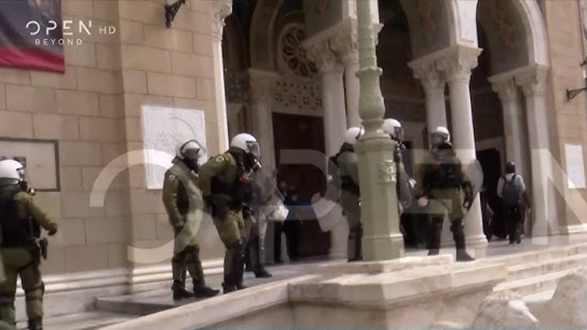 Σοβαρά επεισόδια στη Μητρόπολη Αθηνών: Συγκρούσεις ΜΑΤ και διαδηλωτών ...