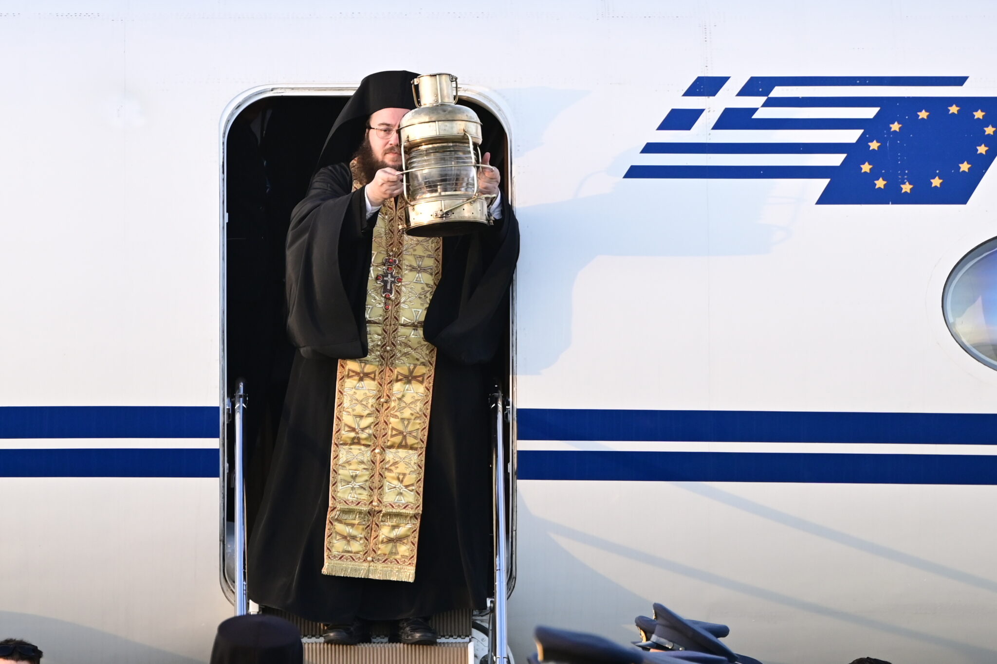 Το Άγιο Φως έφτασε στην Αθήνα από τα Ιεροσόλυμα (Φωτό & Βίντεο)