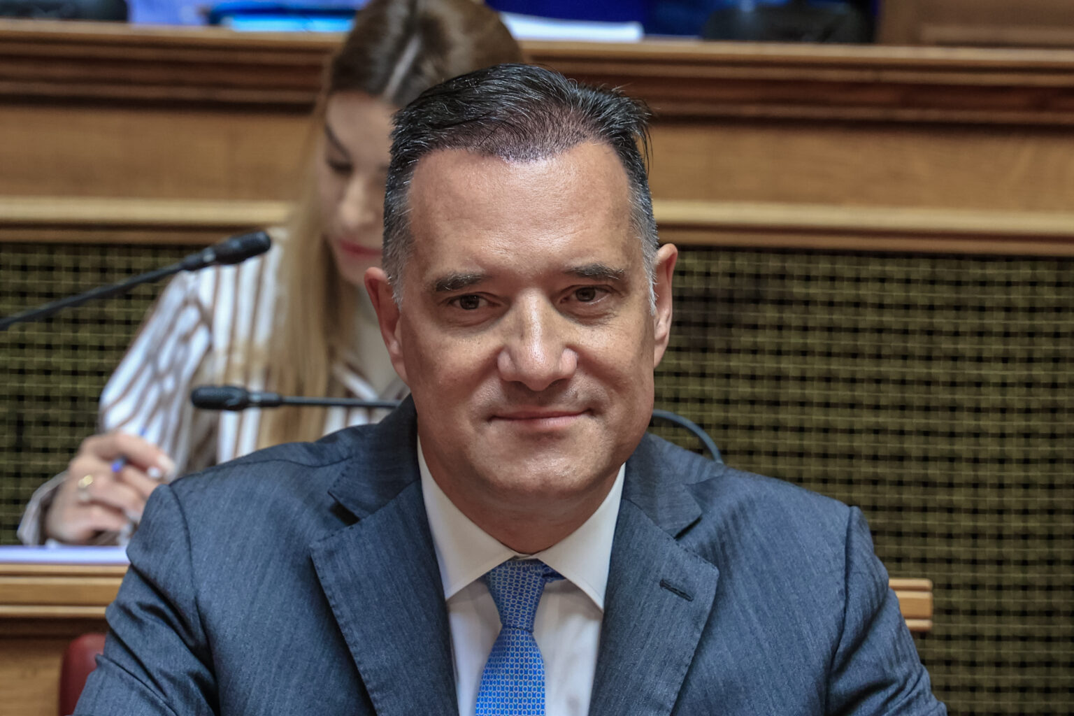 Με νέο λουκ ο Άδωνις Γεωργιάδης – Υποβλήθηκε σε μεταμόσχευση μαλλιών (Φωτό)