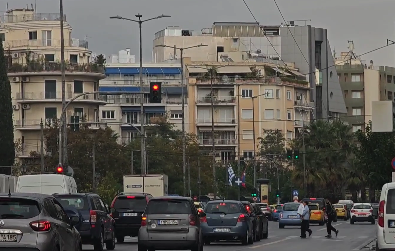 Κίνηση στους δρόμους: Βροχή, κυκλοφοριακό χάος και ουρές χιλιομέτρων ...