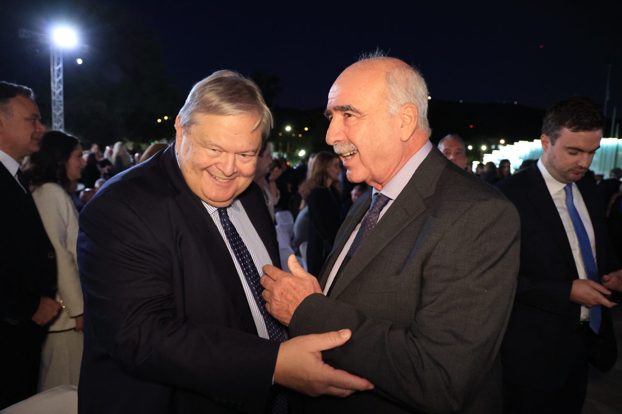 Εγκαίνια στη βιοκλιματική όψη του Υπουργείου Εθνικής Άμυνας – Οι ...