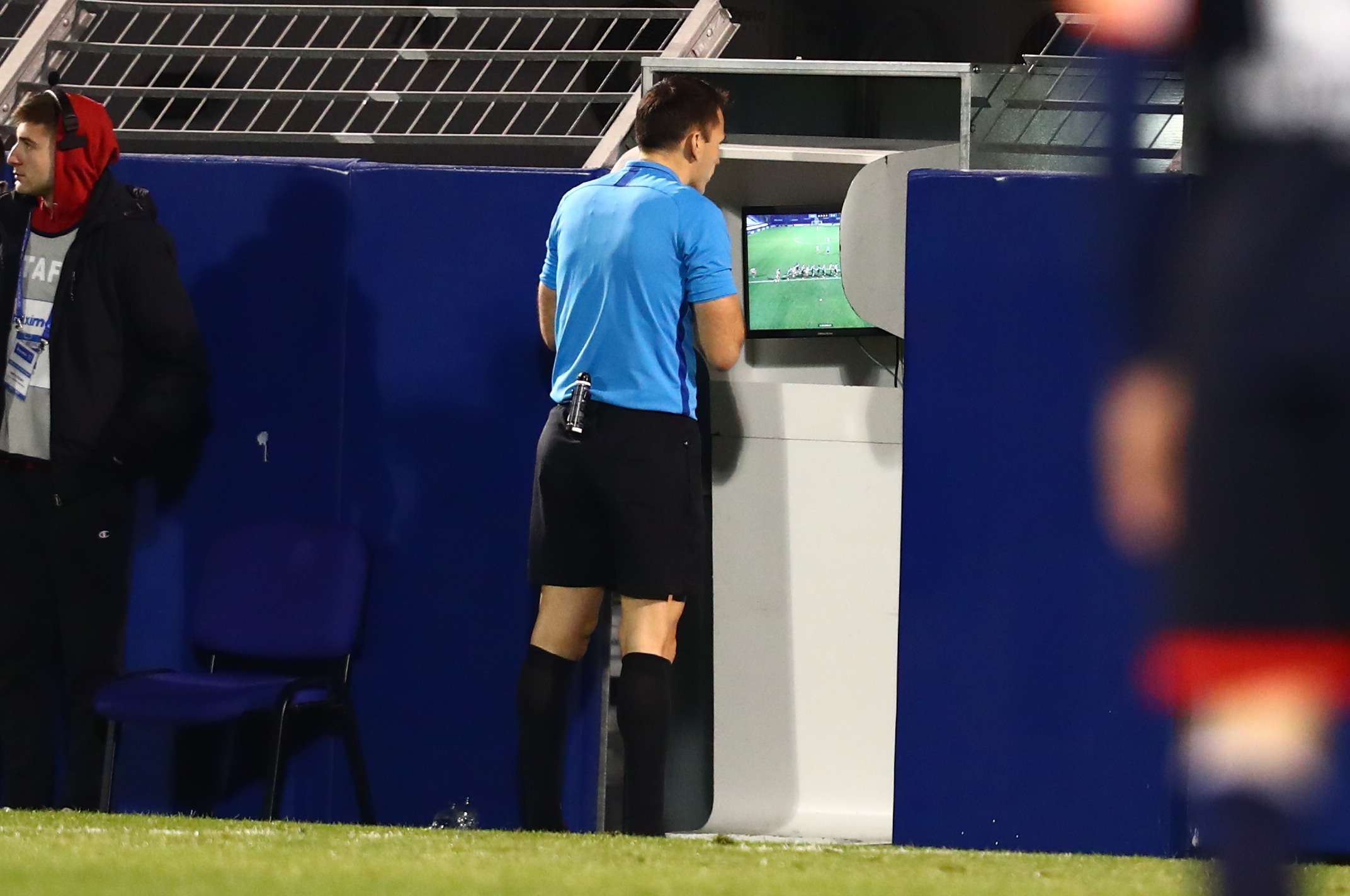 UEFA: Η αποβολή του Εσε αλλάζει τον κανονισμό για τη δεύτερη κίτρινη ...