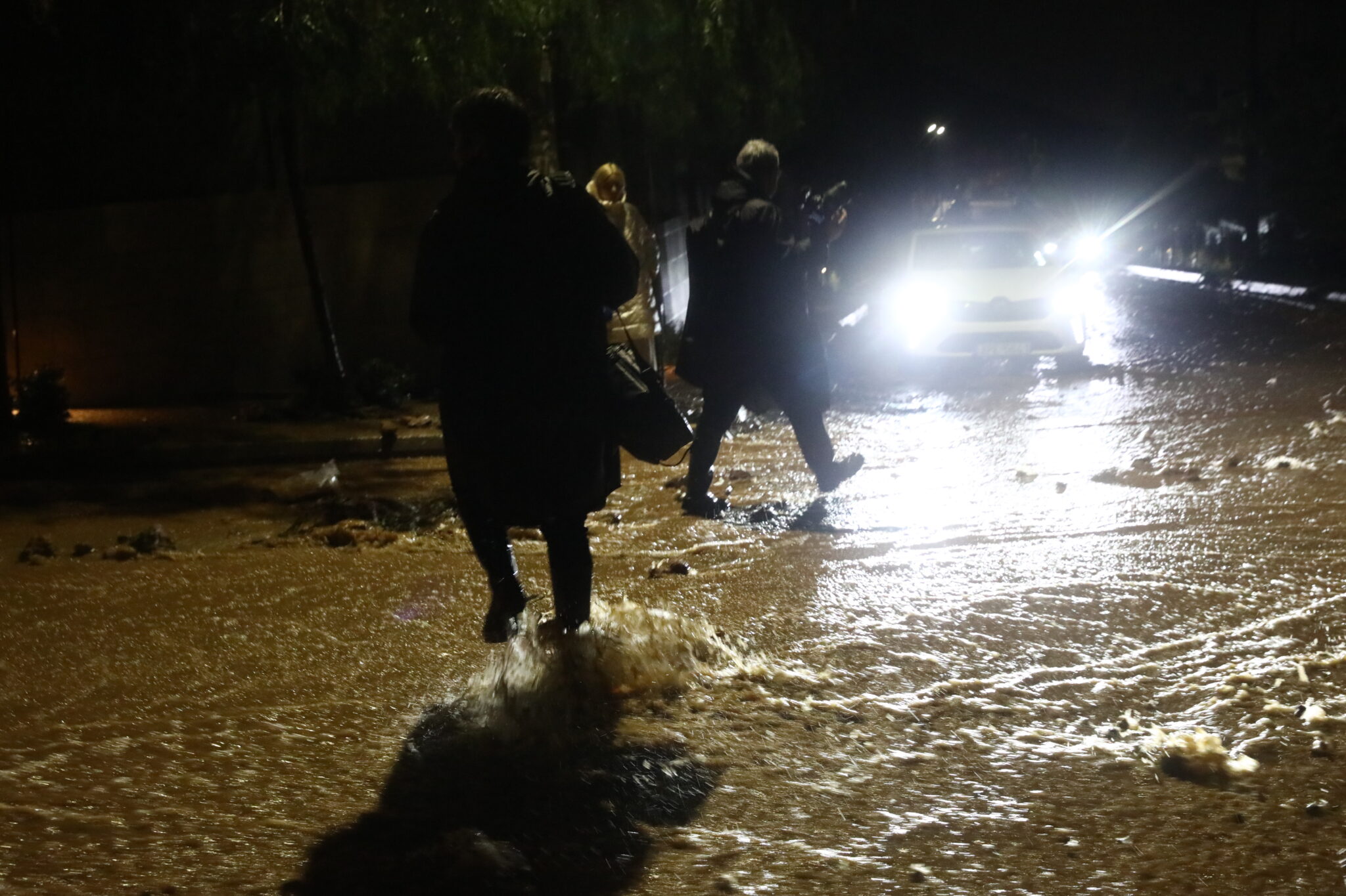 Τραγωδία στην Γλυφάδα: Νεκρή μία γυναίκα που παρασύρθηκε από τα ...