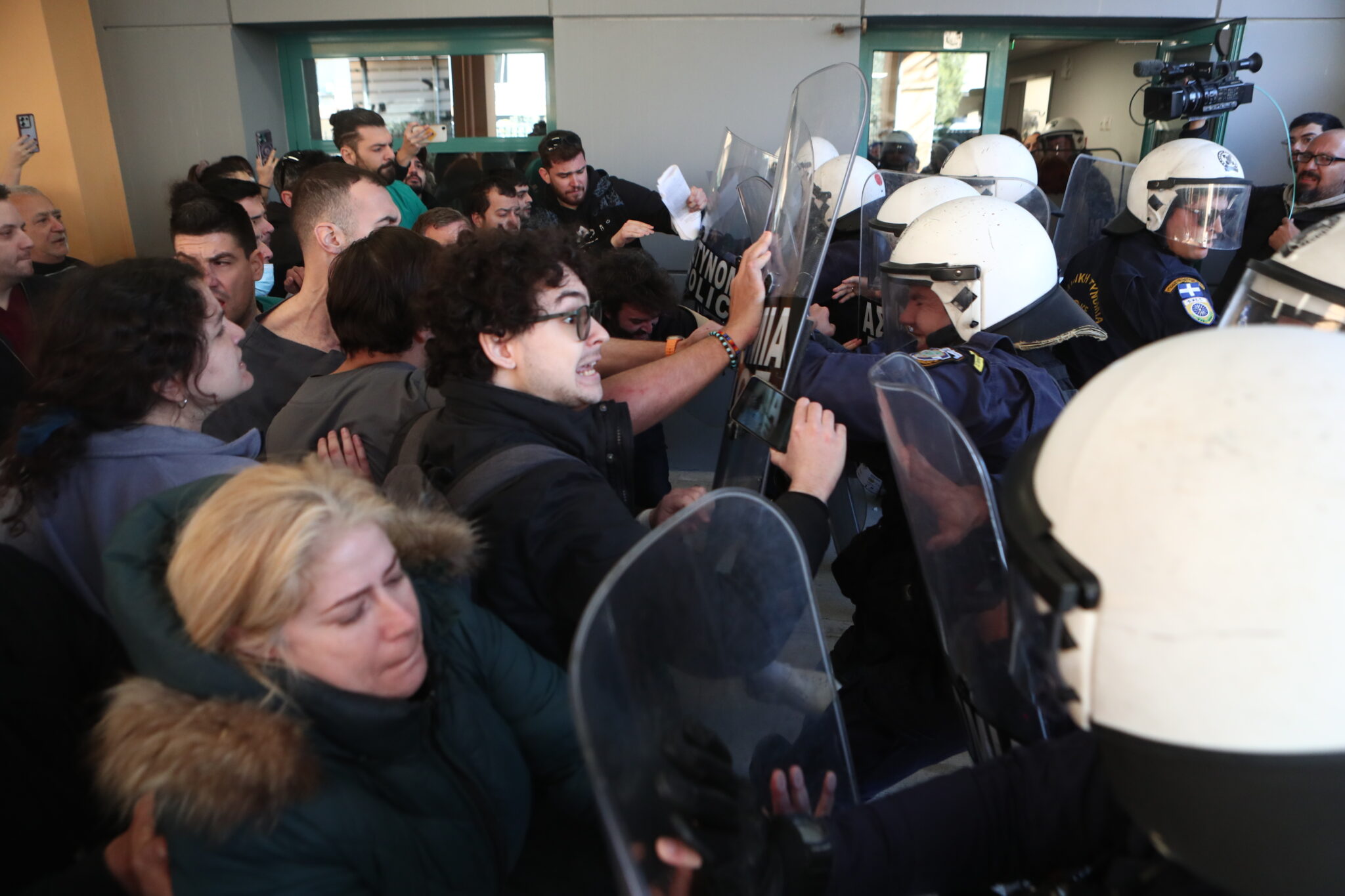 ΟΕΝΓΕ για τα επεισόδια στο νοσοκομείο Νίκαιας: «Απρόκλητη επίθεση της ...
