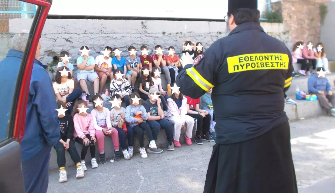 Λέσβος: Ιερείς «πυροσβέστες» μαθαίνουν στα παιδιά πώς κερδίζεται η μάχη ...