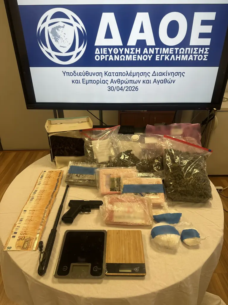 Εξαρθρώθηκε κύκλωμα διακίνησης όπλων και ναρκωτικών