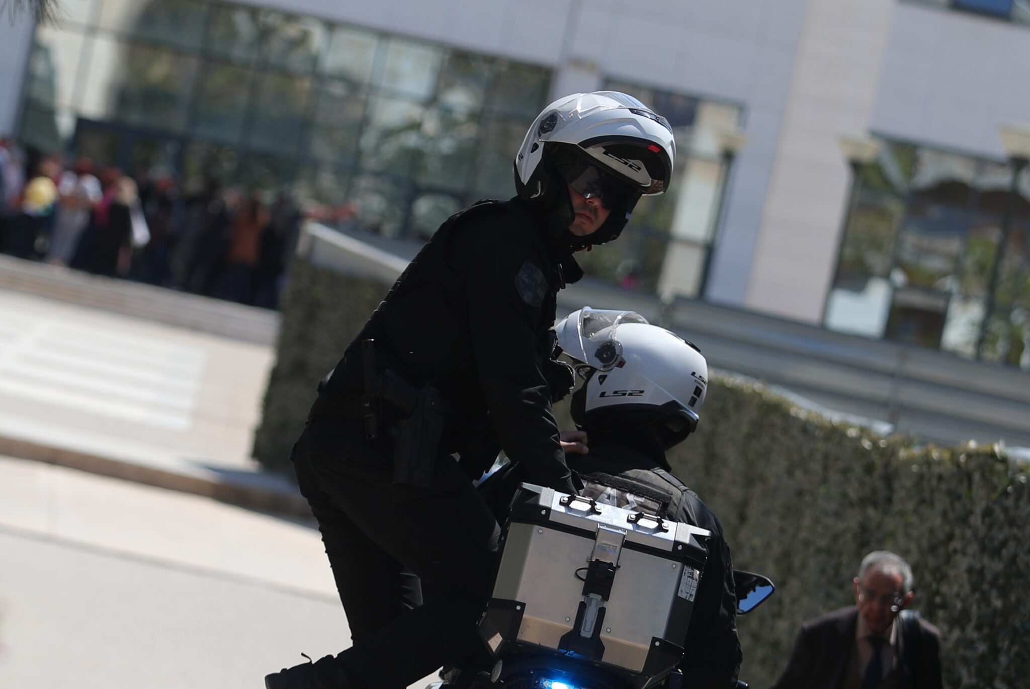 Πηγές ΕΛ.ΑΣ: Επιθέσεις σε ΕΦΚΑ και Λουκάρεως – Το χρονικό των αιματηρών ...