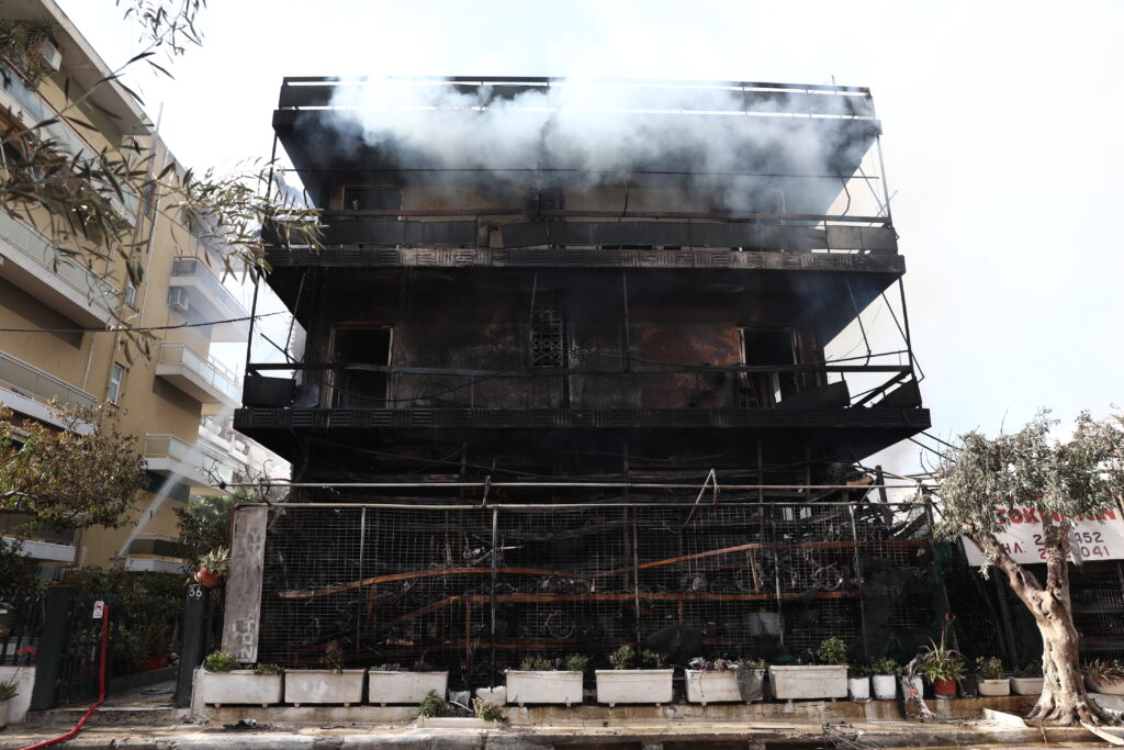 Ίλιον: Κάηκε η επιχείρηση ανταλλακτικών και πολυκατοικία – Υπό έλεγχο η ...