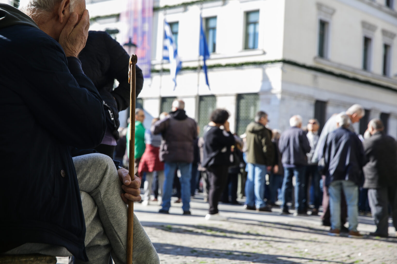 Συντάξεις Ιουνίου: Νωρίτερα και πάλι θα πληρωθούν οι συνταξιούχοι (Βίντεο)